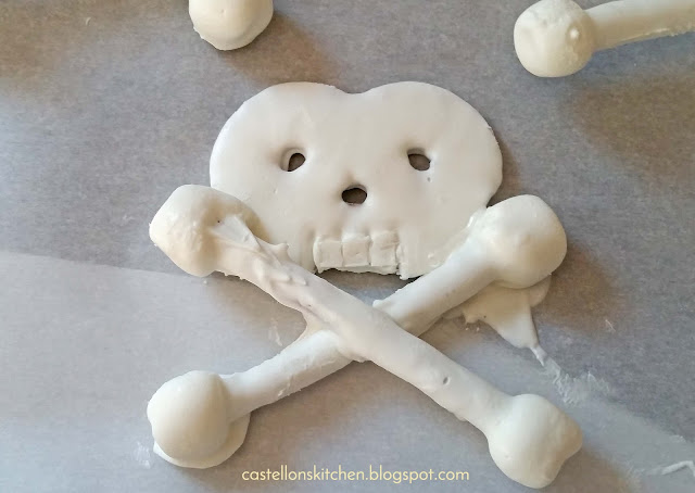 Castellon's Kitchen: Skull and Crossbones Cookies
