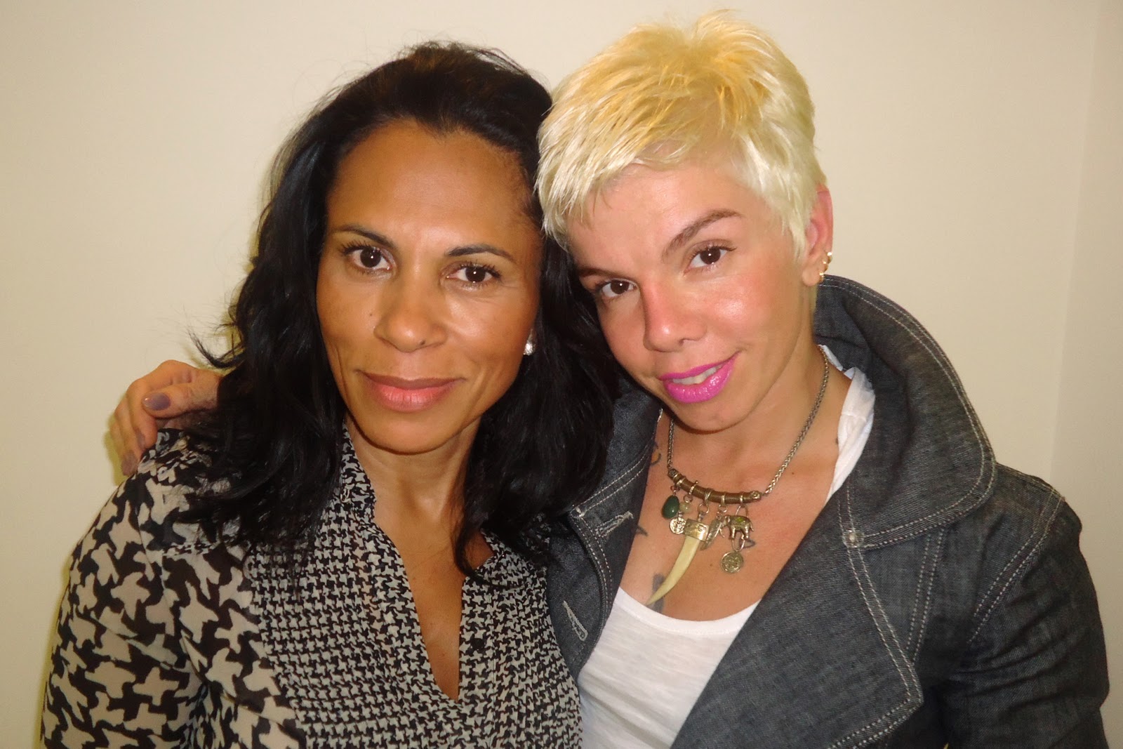 RL DESABAFO: Penélope Nova muda o visual e fica loiríssima.