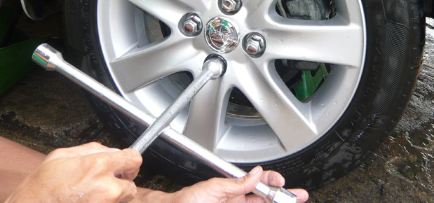 Cara Membuka Roda Mobil Sendiri - lks otomotif