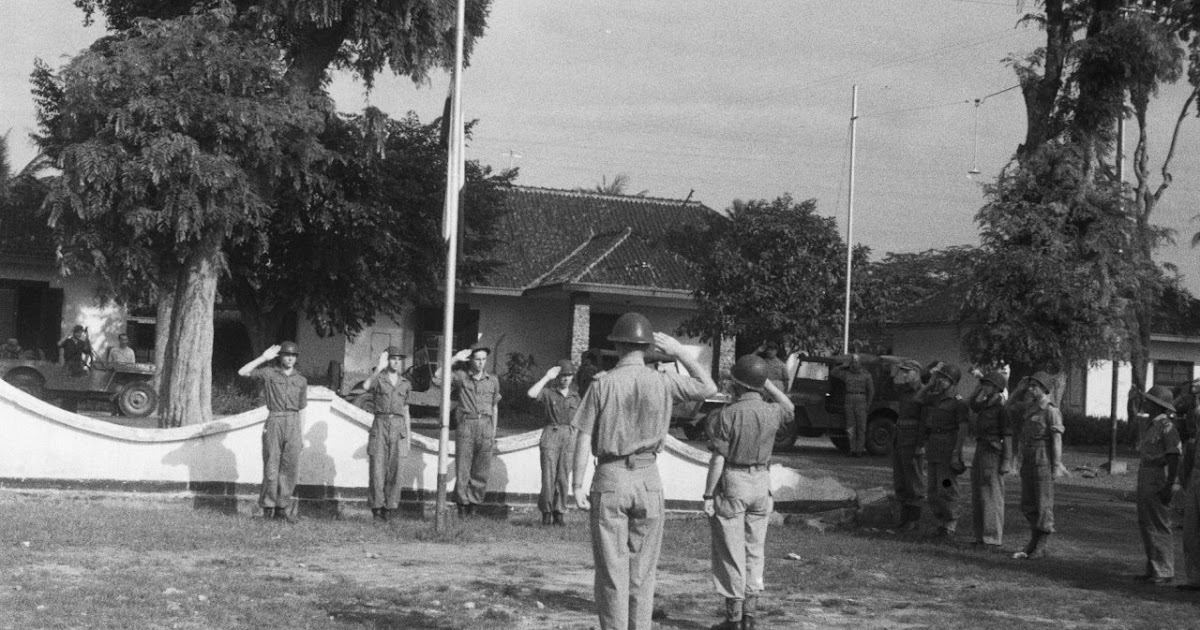 Indonesia Zaman Doeloe: Penurunan bendera Belanda dari tangsi militer ...