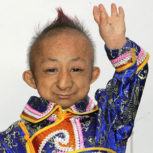 Book of Guinnes World Record: HE PINGPING - worlds shortest man (1988-2010)