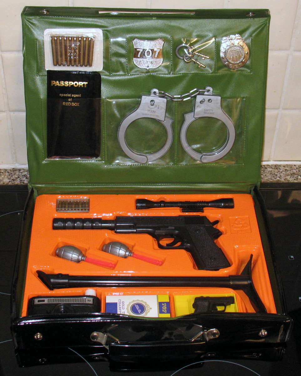 CRIVENS! COMICS & STUFF!: RED BOX SPECIAL AGENT 707's WEAPON SET ...