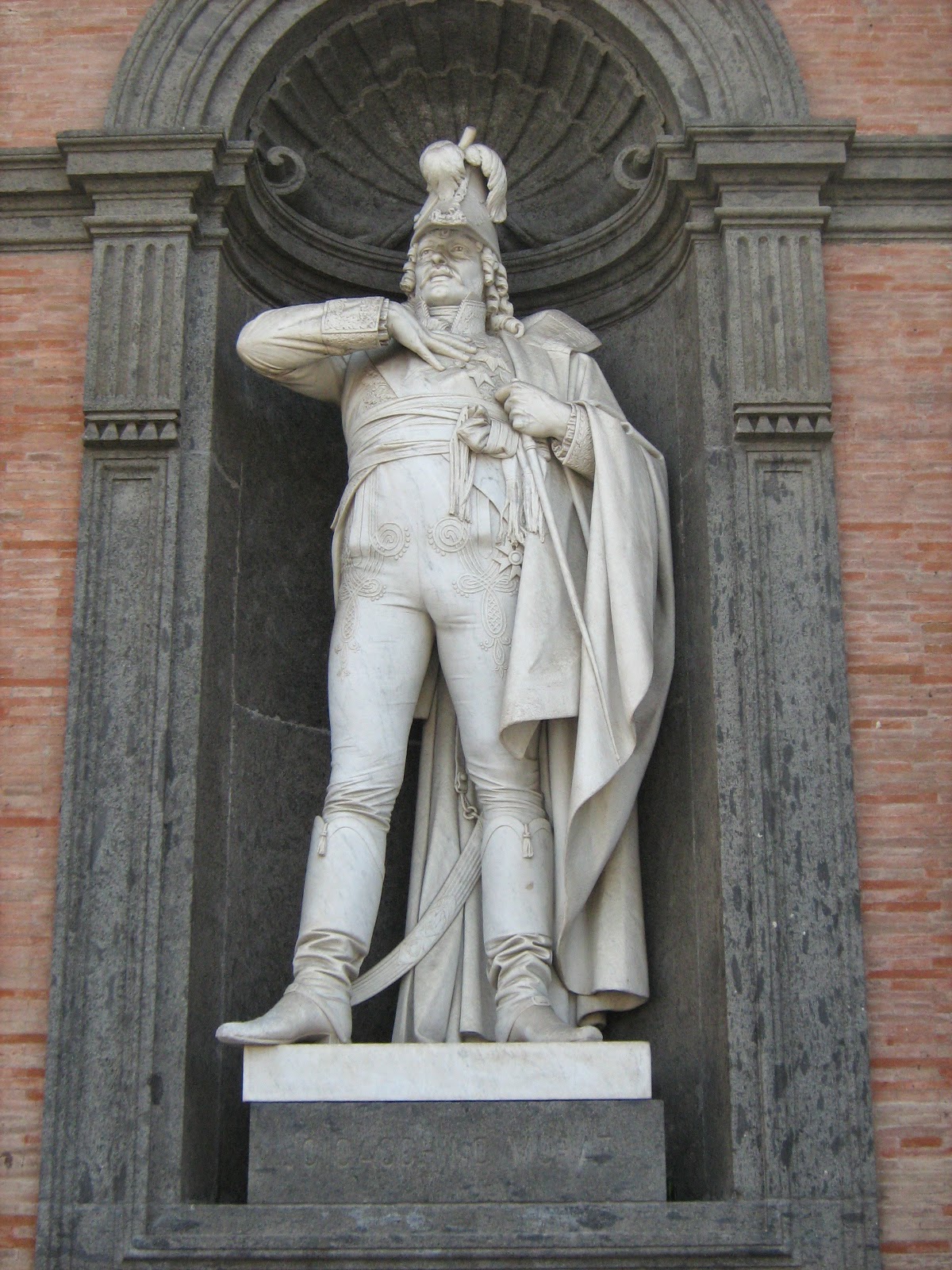 LE STATUE DEI RE DI NAPOLI