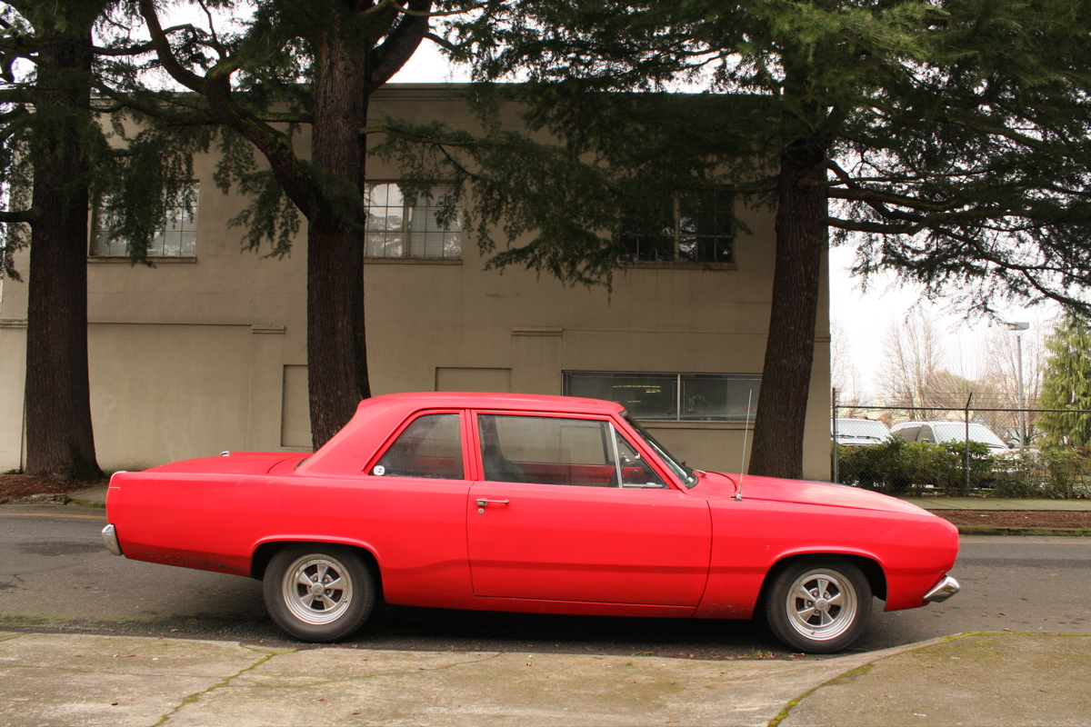 OLD PARKED CARS.: The Patriotic "Post" — 1967 Plymouth Valiant.