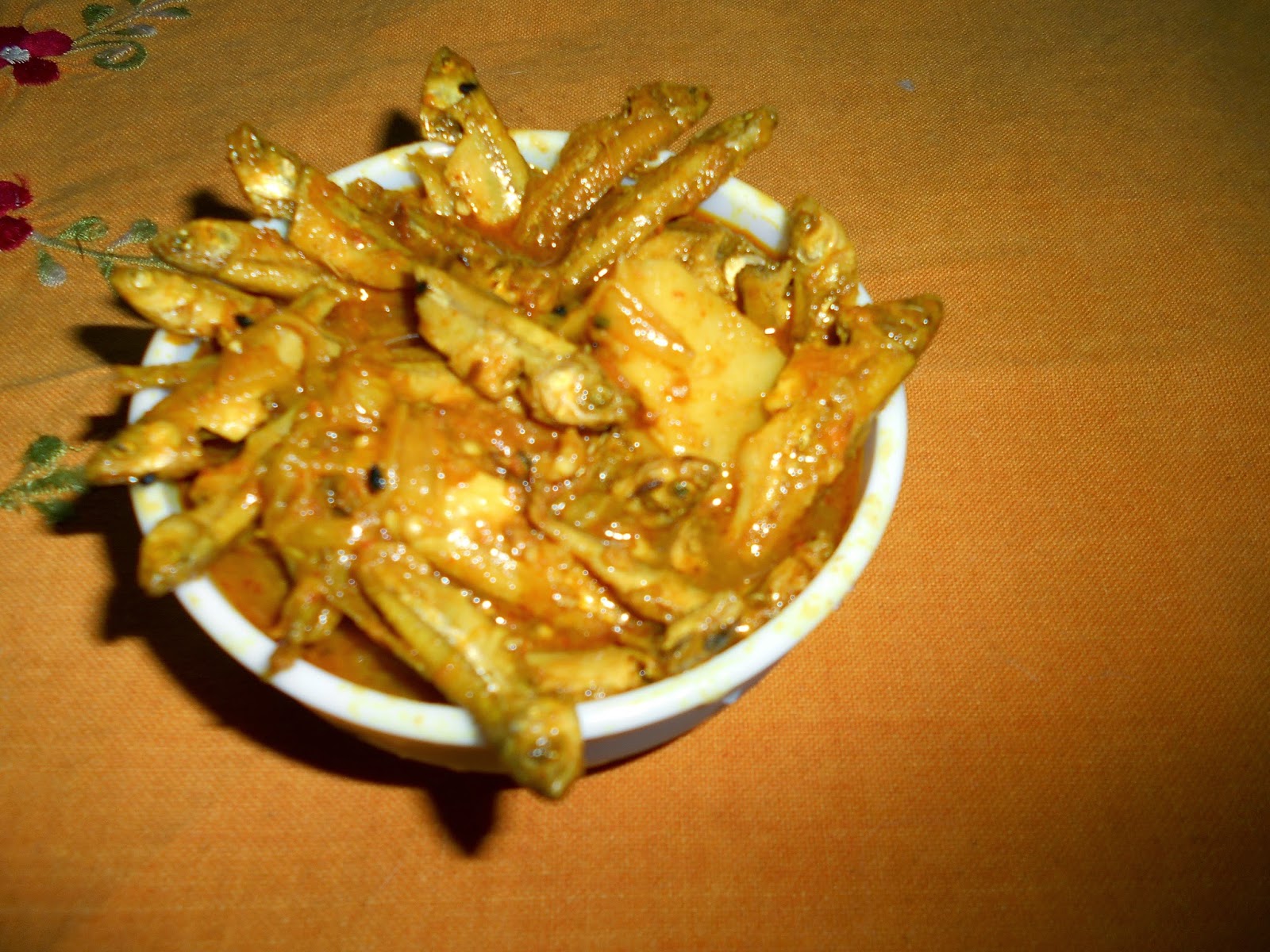 Paramita's Kitchen: Mourola Macher Chorchori / Spicy Small Fish Curry