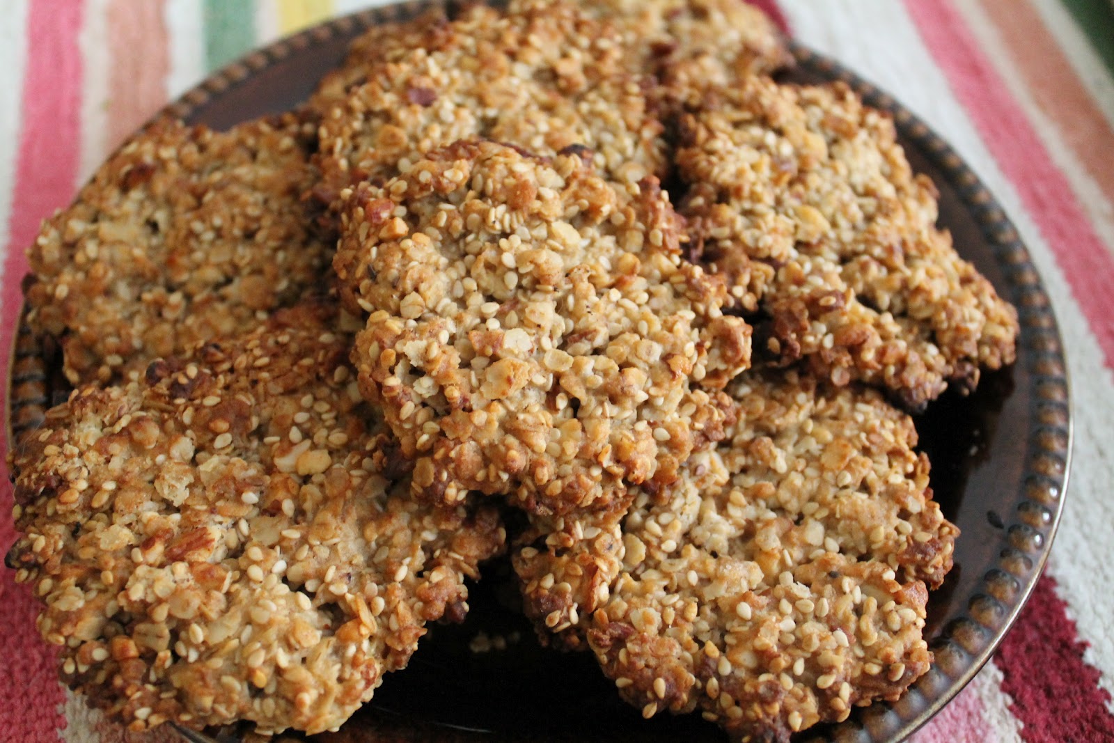 Hunajalla höystettyä: Kaura-seesamkeksit korvaavat myslipatukoita