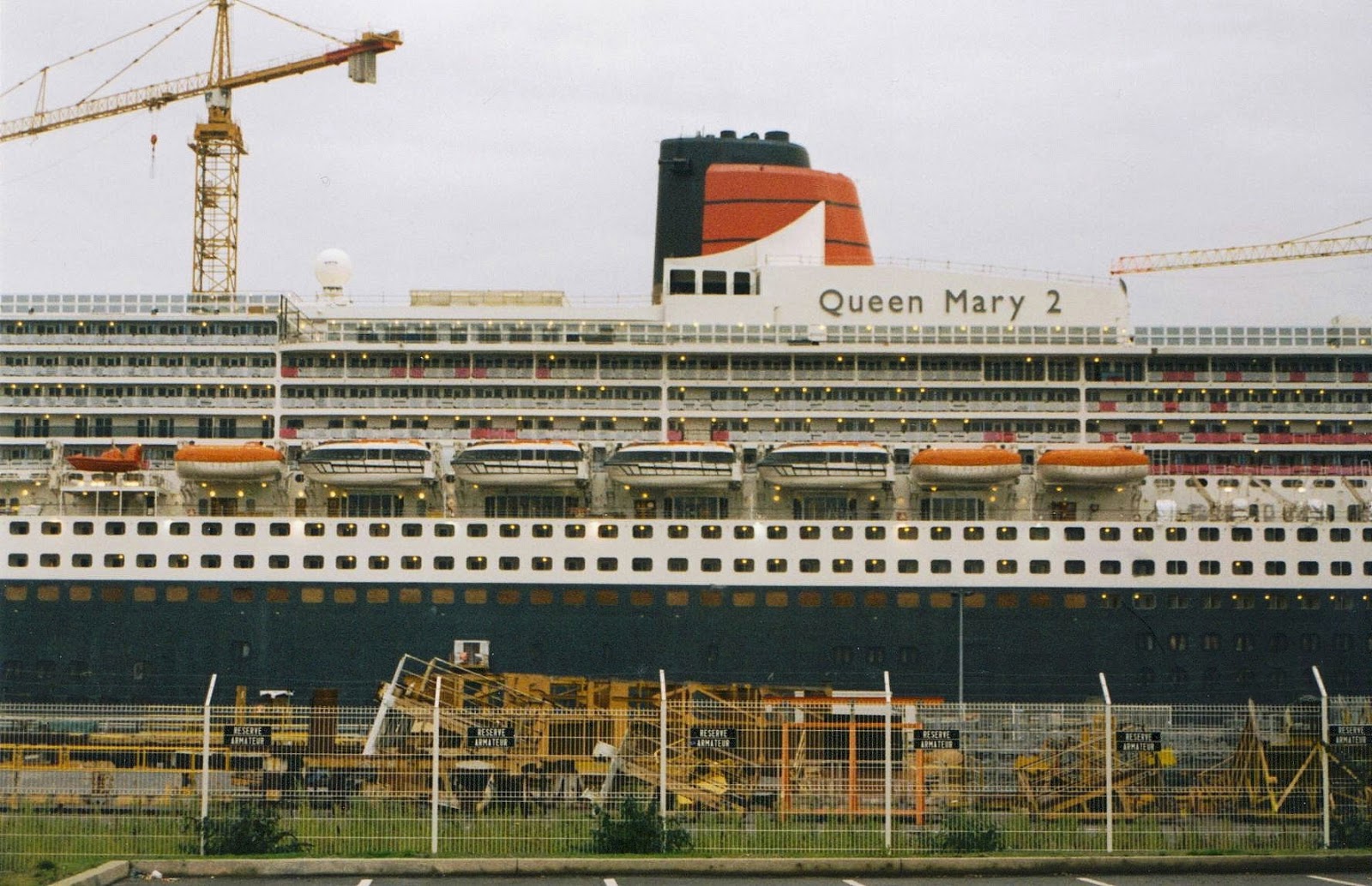 QUEEN MARY 2: QUEEN MARY 2 NEARING COMPLETION AND THE SHIP´S BRIDGE