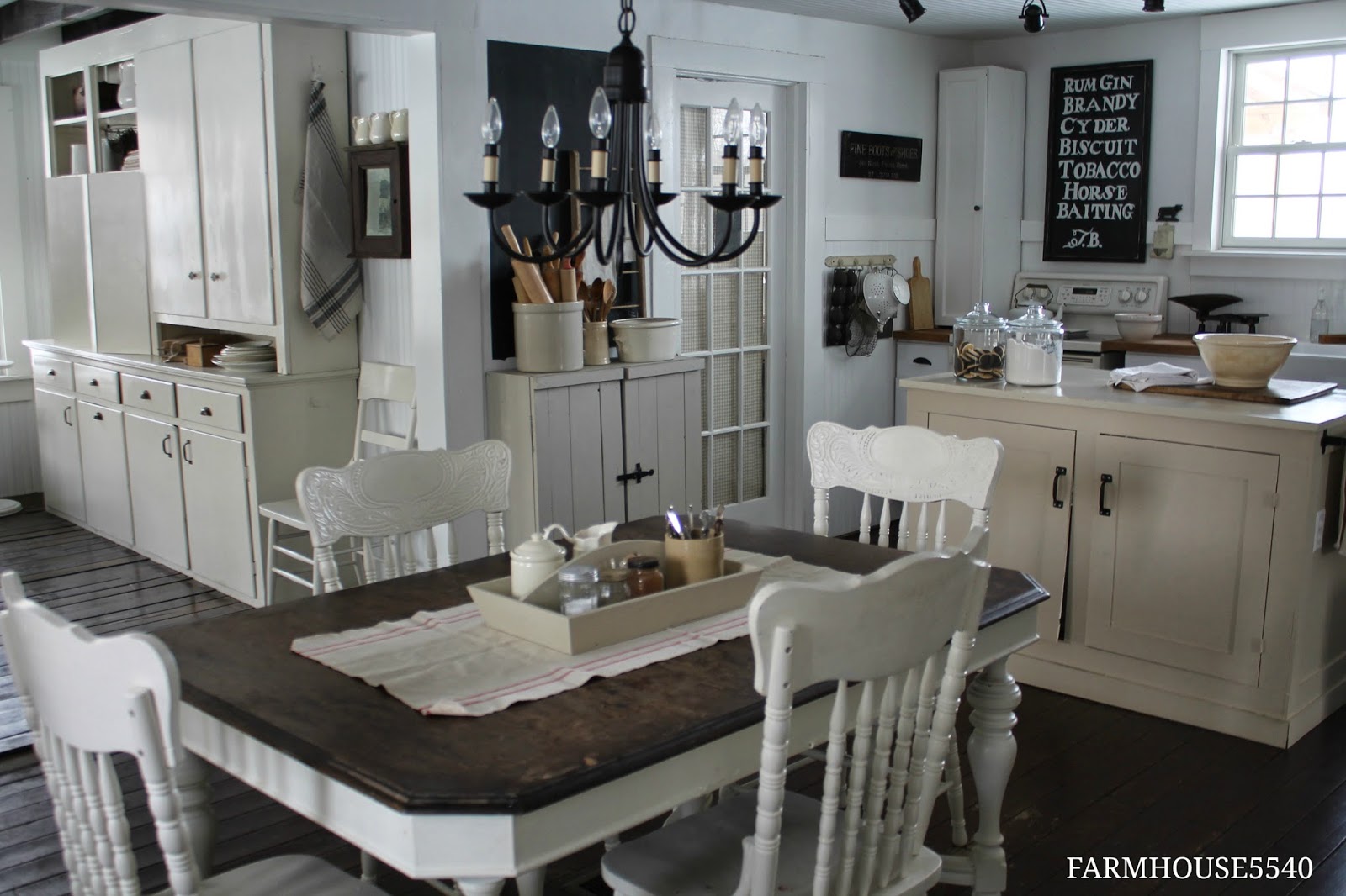 FARMHOUSE 5540: Family Room Part Three