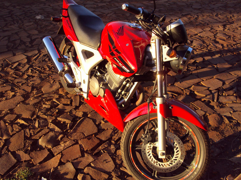 PIRE CUSTOM SPORT: HONDA CBX 250 TWISTER