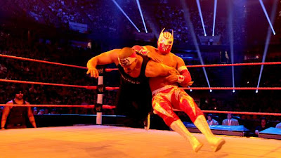 WWE In live!!!!: SIN CARA vs HUNICO