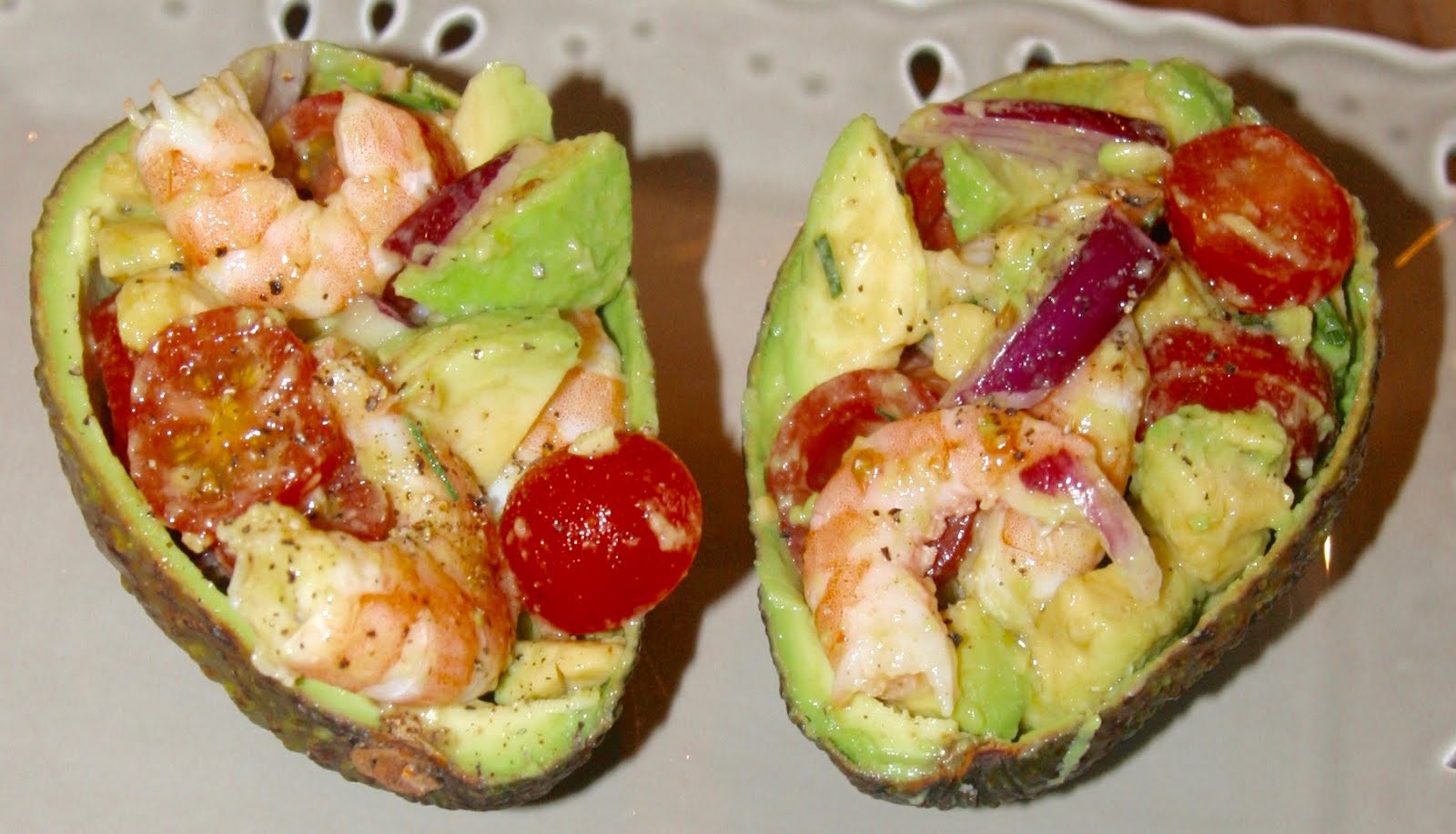 AVOCATS, CREVETTES ET TOMATES CERISES