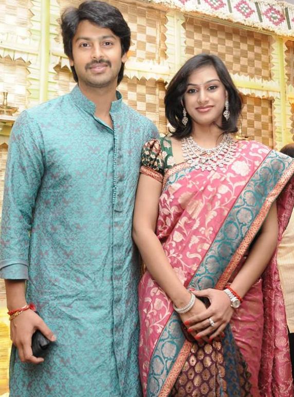 Indian Celebs: srikanth and his wife vandana photos
