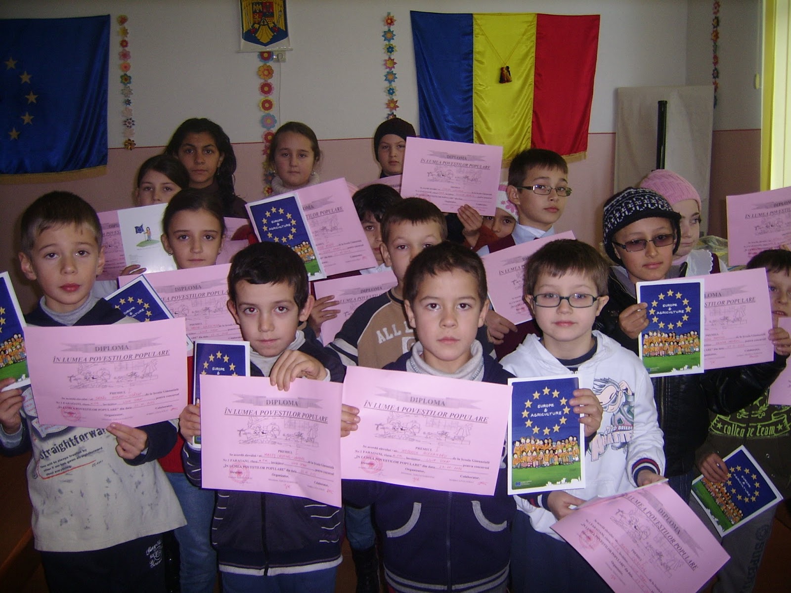 Scoala cu Clasele I-VIII Nr 1 Faraoani: IN LUMEA CARTILOR