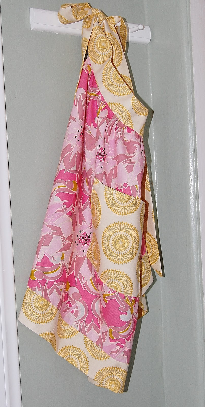 FreeSpirit Fabric: A Cute Apron Tutorial!
