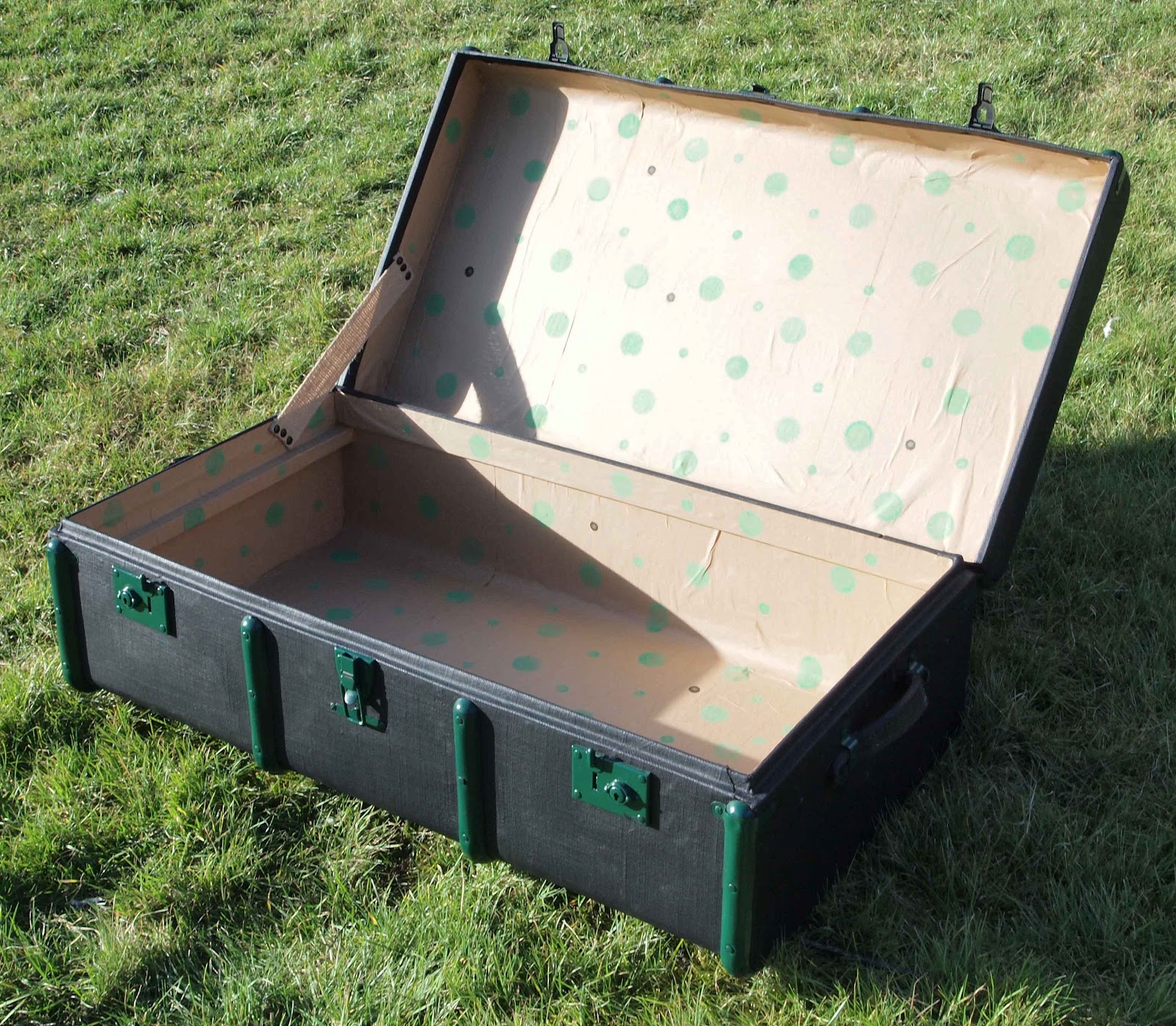 Springy Beard: Tutorial: Renovating an Old Trunk