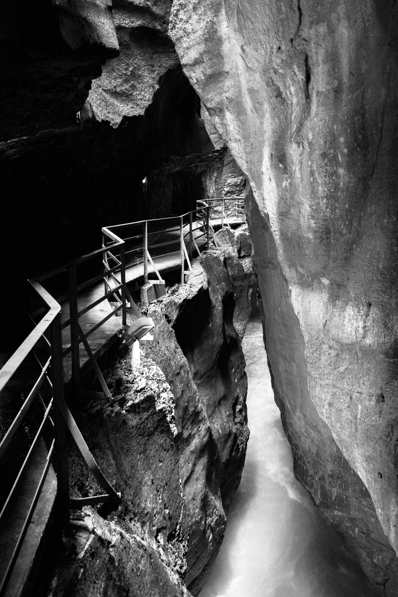 ŠVICA (5.) - Reka Aare in viseči most