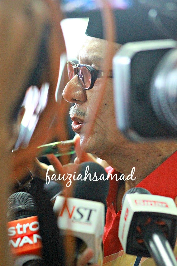 Allahyarham dikerumuni wartawan di pengkebumian Dato Azez Satar 6 Mei 2014