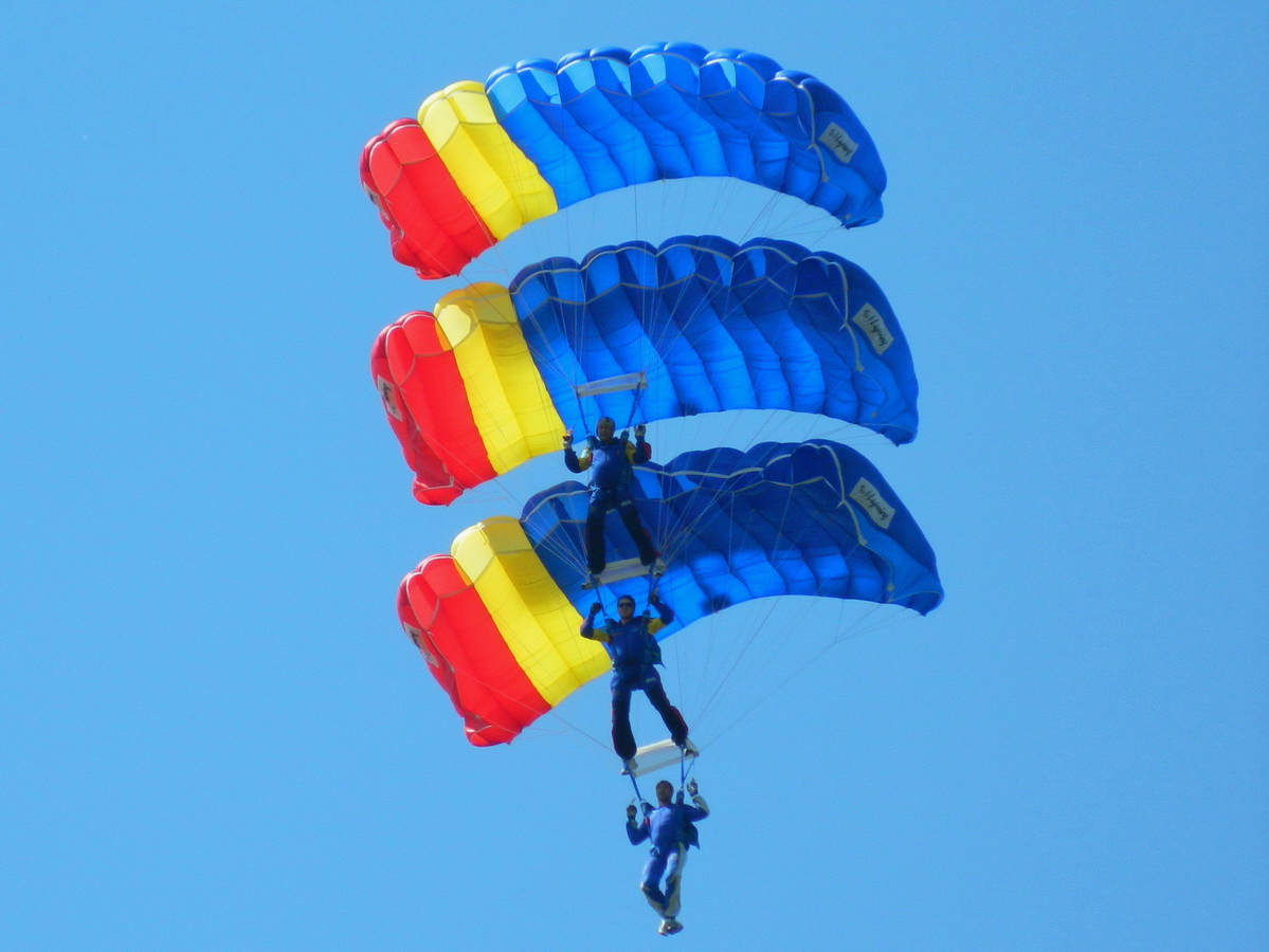 LA MULTI ANI, ROMANIA!: Parasutism in trei culori