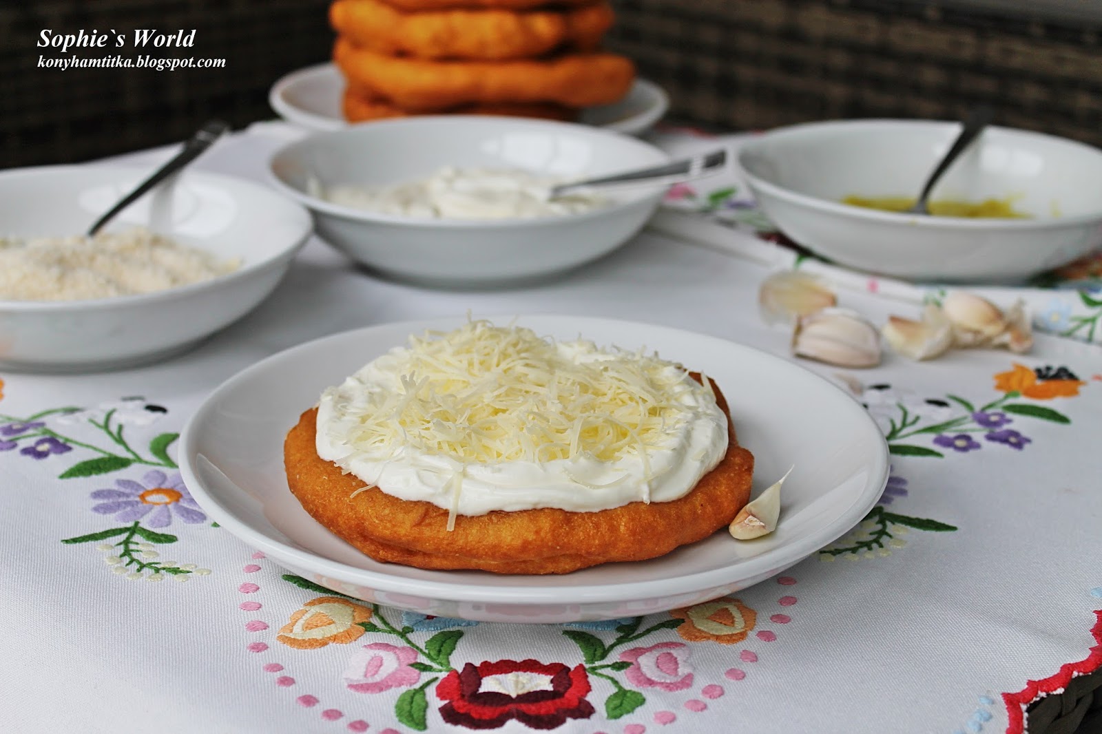 Sophie`s World : Ungarische Lángos (Langosch) mit Knoblauchcreme, Käse ...