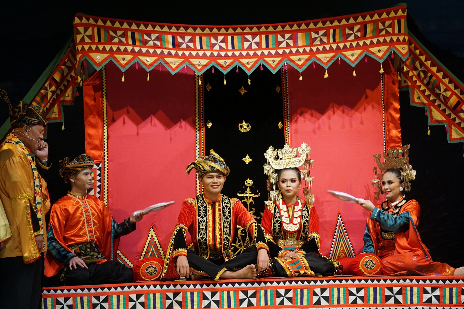 PERSEMBAHAN TARIAN ETNIK SABAH TITIK MENGALAI SEMPENA PANGGUNG SENI ...