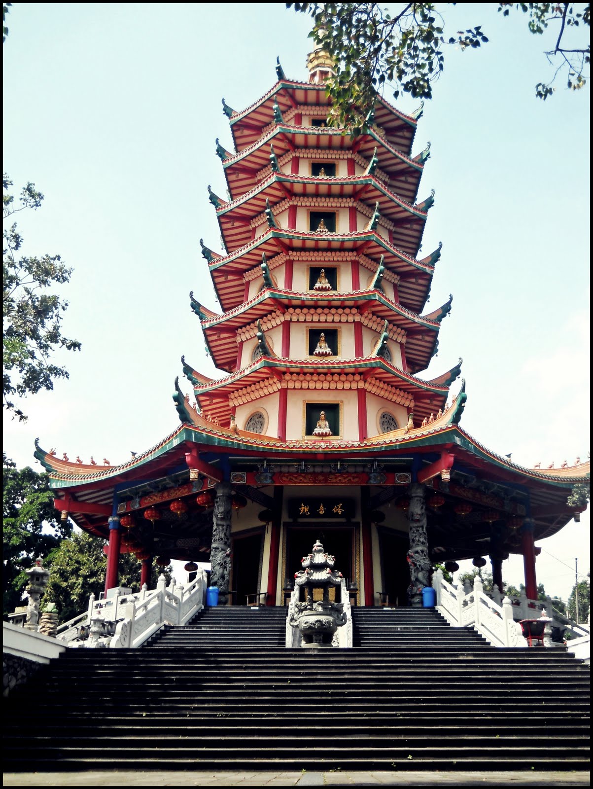 photograph tiiatikka: pagoda avalokitesvara buddhagaya watugong semarang
