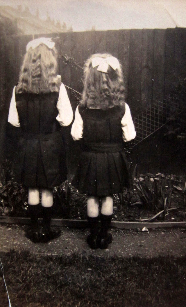 47 Interesting Found Snapshots of People Seen From Behind ~ Vintage ...