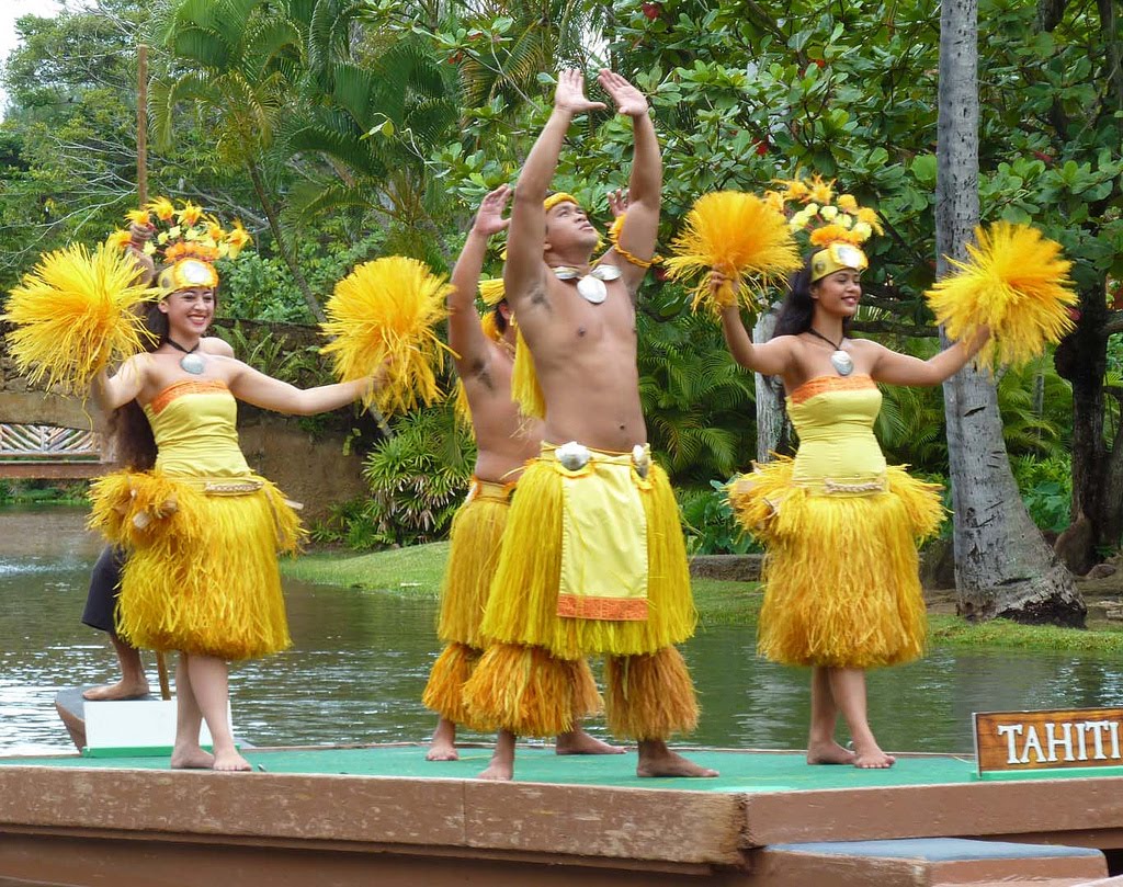 KUALA SKYLAB: TAHITI PHOTO. POLYNESIAN DANCERS.