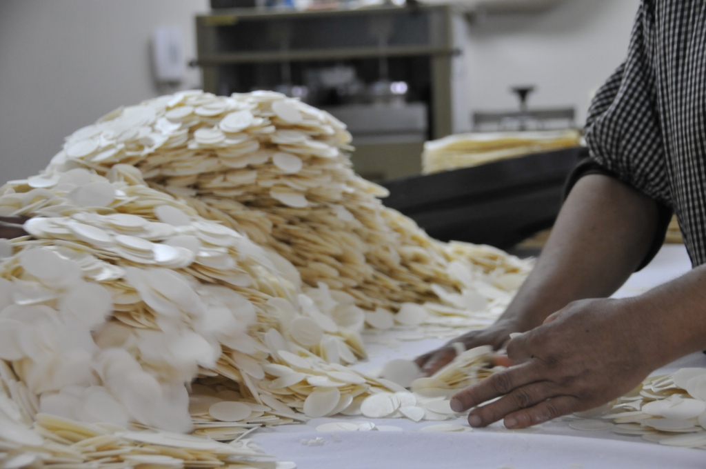 Brisa Dominicana: Monjas preparan hostias en oración