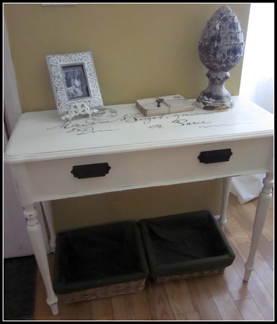 How to Decorate a Postcard Table