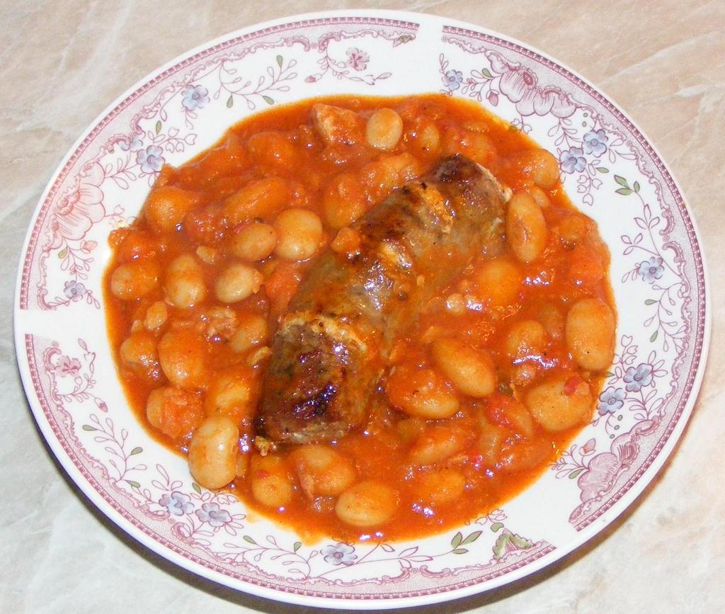 Iahnie de fasole cu carnati Retete Fasole Cu Carnati | Preparatedevis.ro