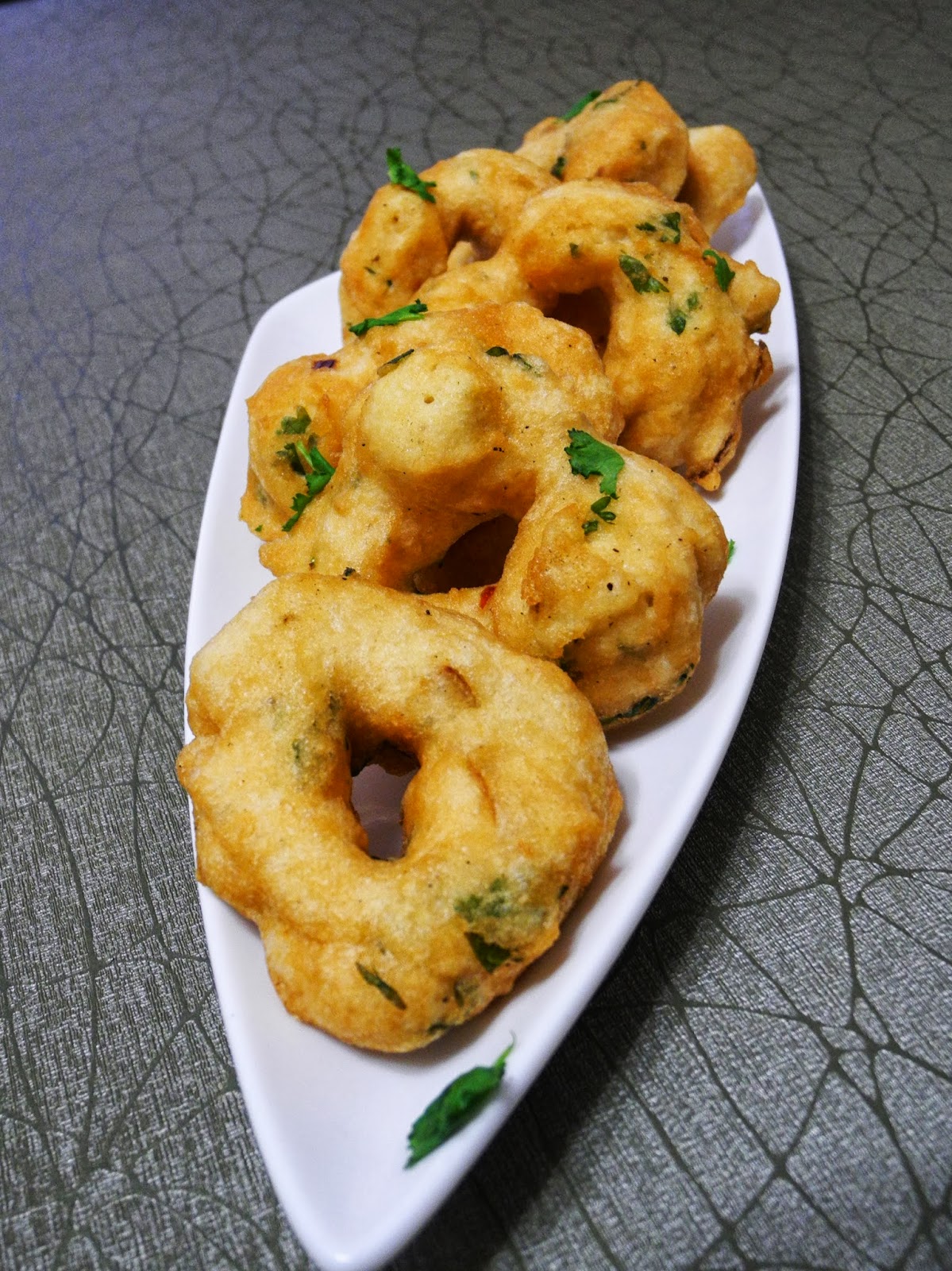 Lin Making Things: Medu vada - South Indian deep-fried lentil dumplings