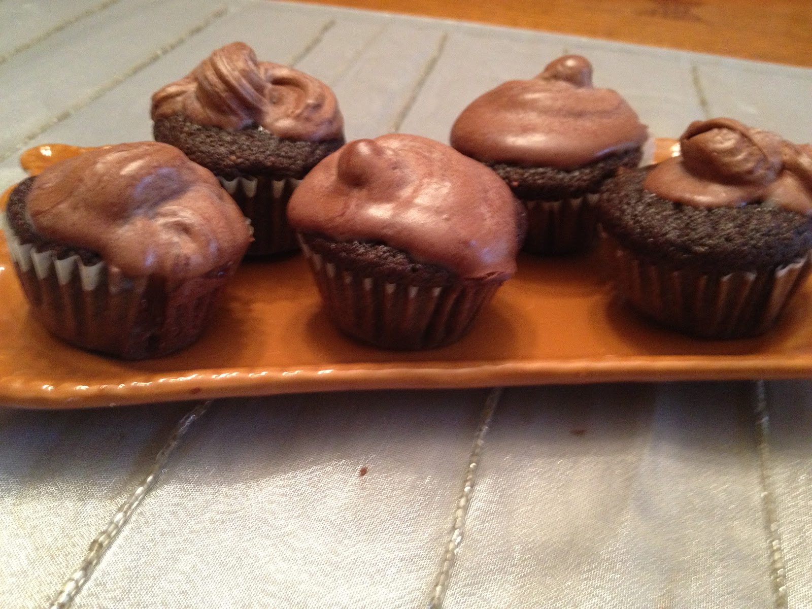 Linda C's Kitchen Table: Mini-Chocolate Cupcake Poppers