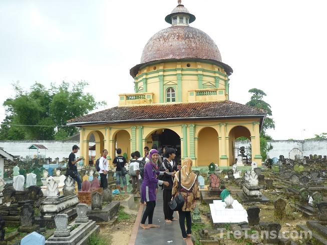 Wisata Religi Makam Para Raja Asta Tinggi di Sumenep - Gerbang Pulau Madura