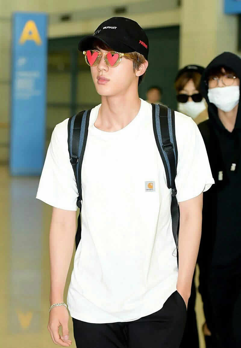 Jin de BTS fue captado mirando con corazones en los ojos a Rap Monster