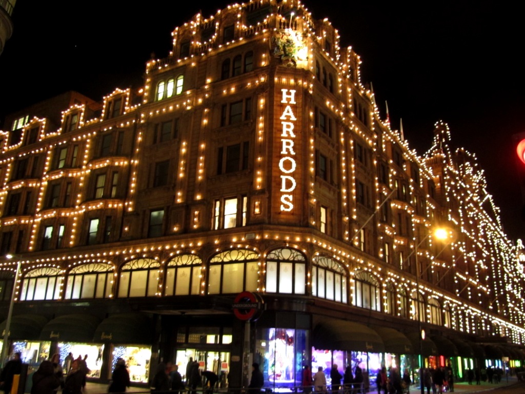 -: Harrods at night, Knightsbridge London.