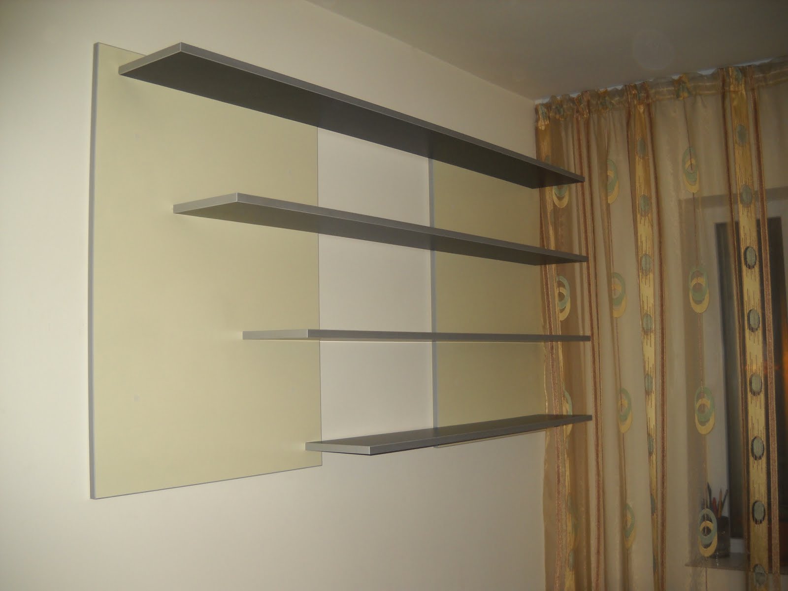 BLOGUL CU MOBILA: Birou si polite pe perete