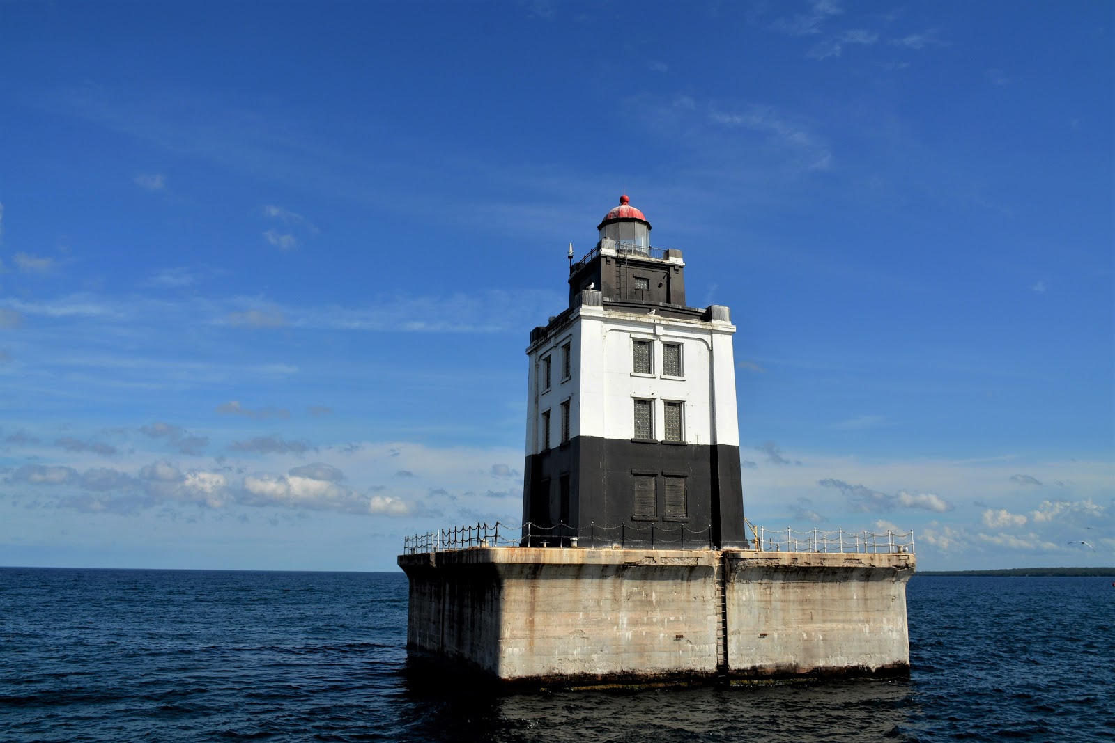 WC-LIGHTHOUSES: POE REEF LIGHTHOUSE - LAKE HURON, MICHIGAN