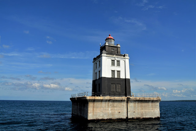 WC-LIGHTHOUSES: POE REEF LIGHTHOUSE - LAKE HURON, MICHIGAN
