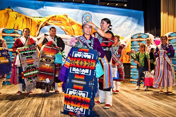 White Wolf : A photographic voyage into America's largest Native ...