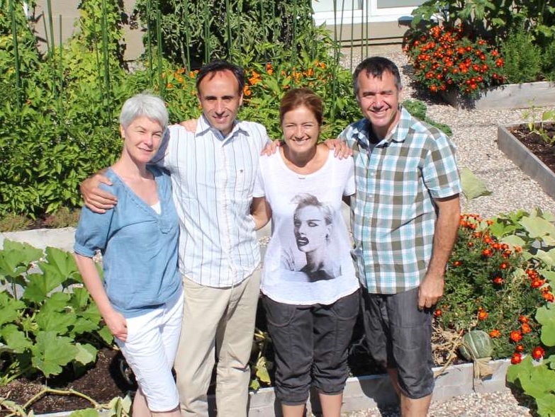 Le potager urbain: Roger Doiron en visite au potager urbain de ...