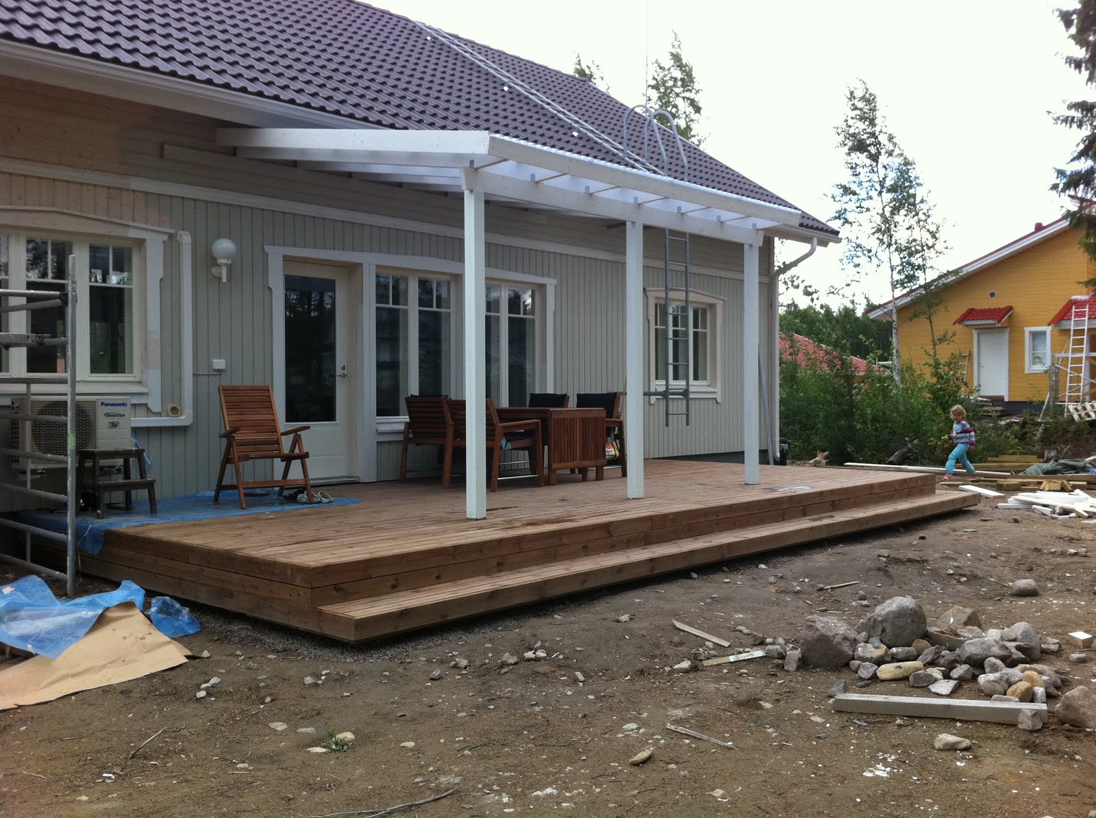 Helmitalo Hyvinkää: Terassi valokatteella