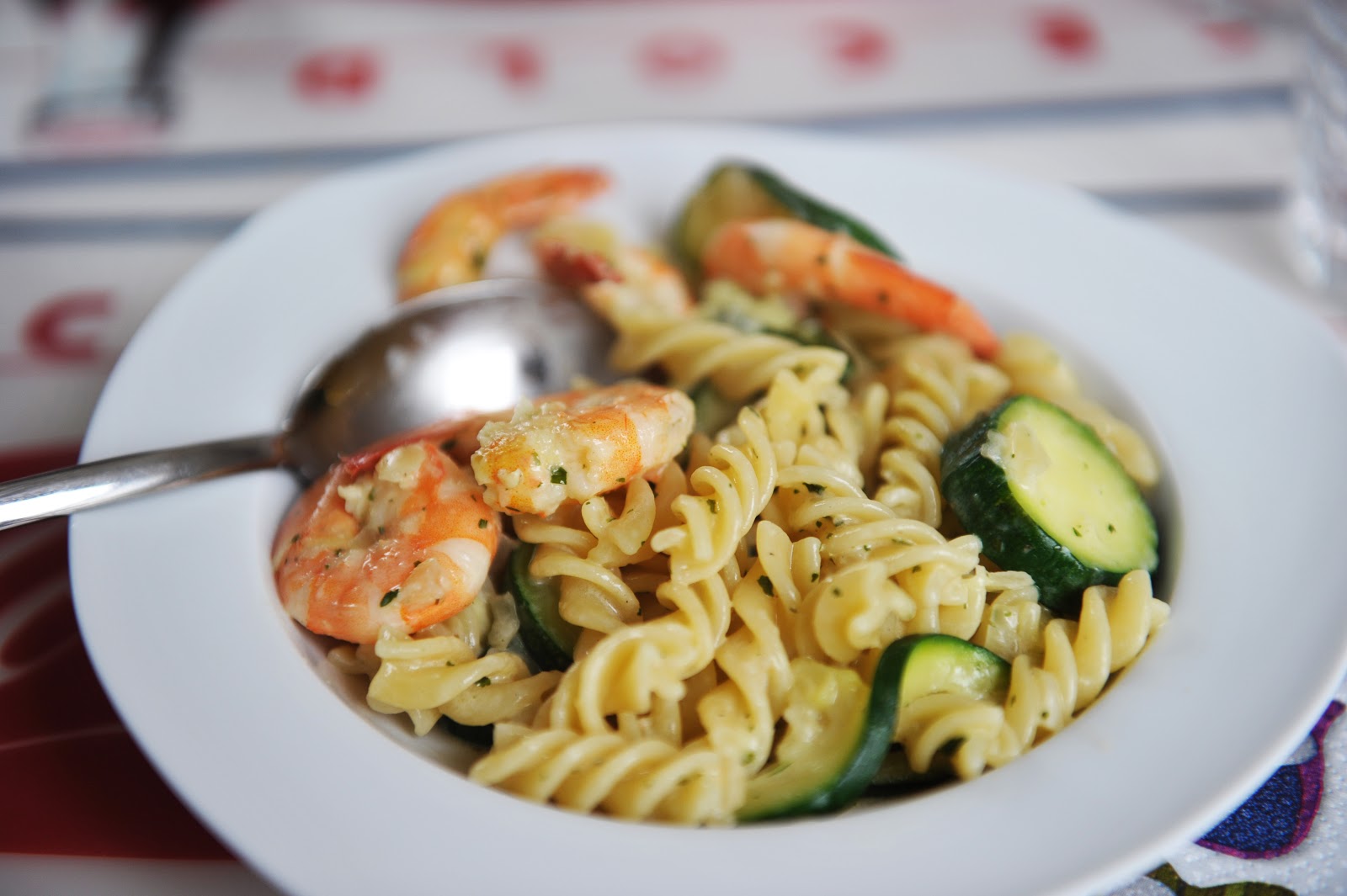 J'ai toujours aimé le jaune moutarde: Pâtes aux Scampis et Courgettes