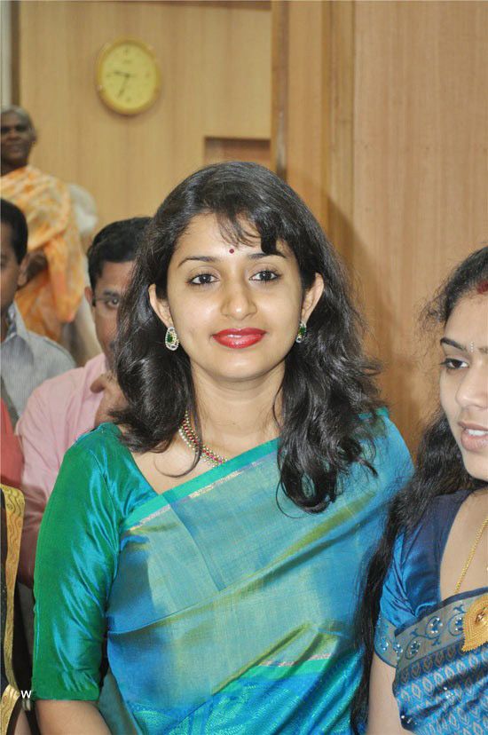 Men Women Photos: Meera Jasmine new look in saree at the Event
