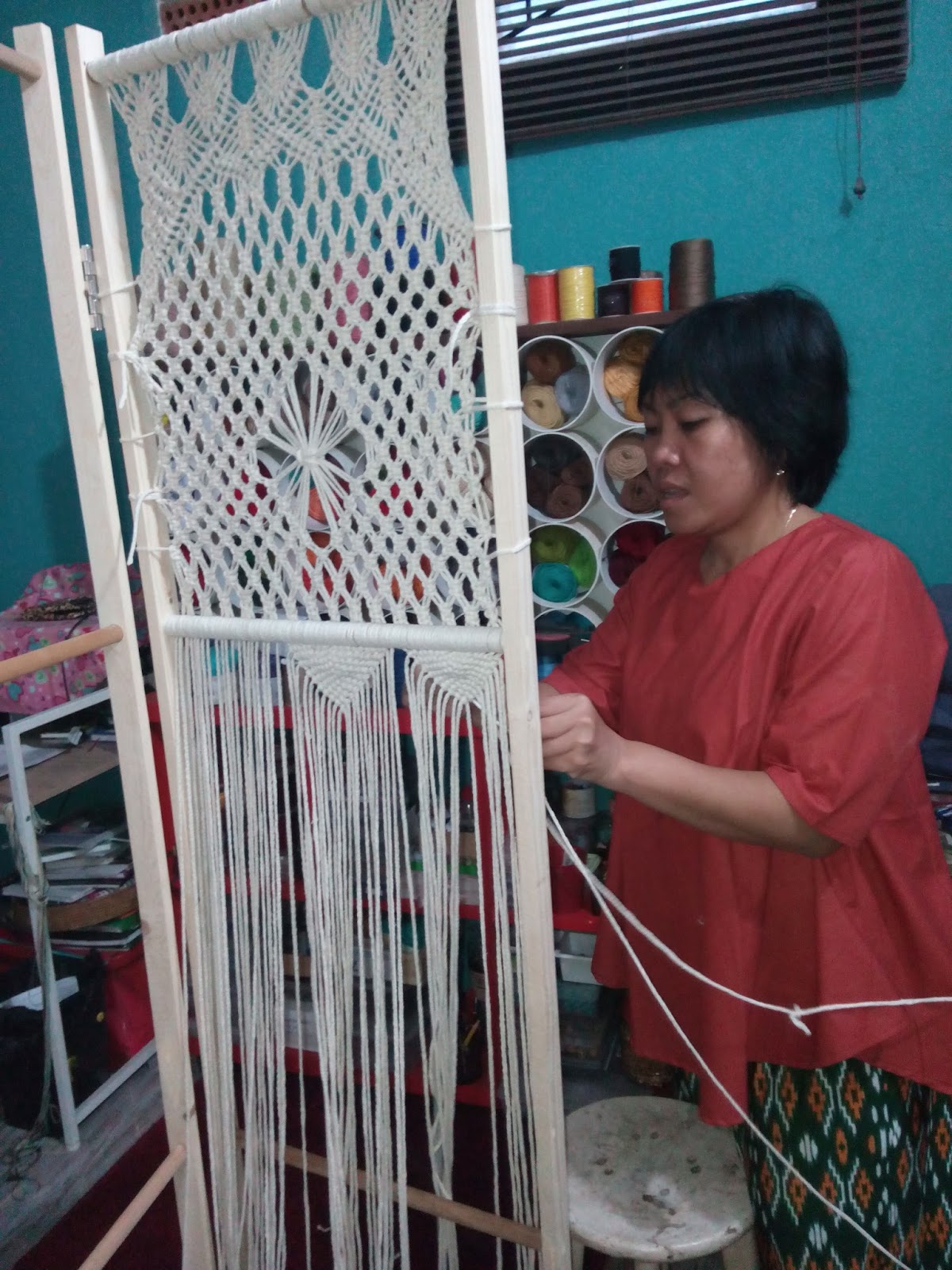 Winahyu Dwi Utami: Teknik Makrame Apik, Hasilkan Karya Cantik