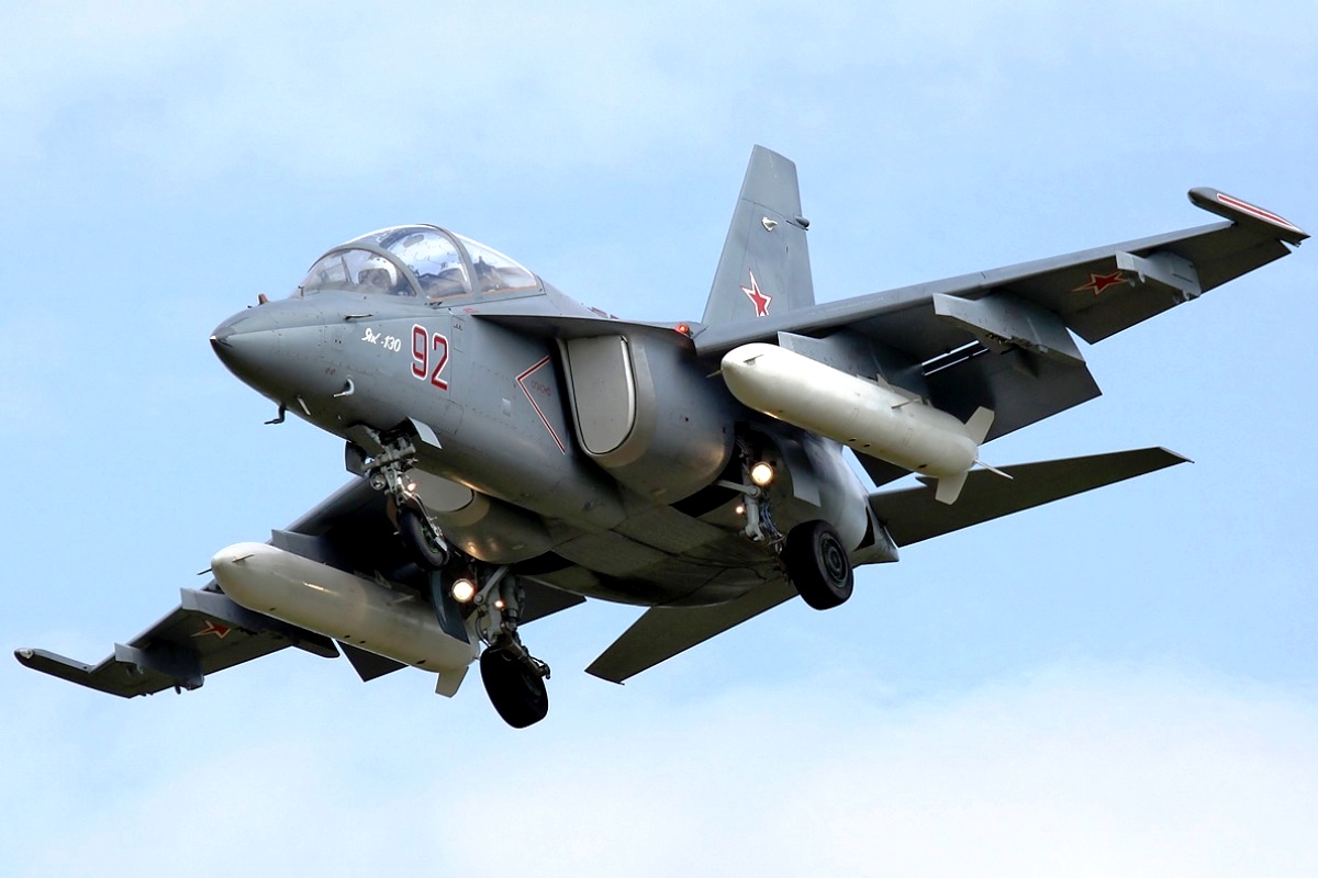 GAMBAR PESAWAT TERBANG: Jet Latih Tempur Yakovlev Yak-130 (Empat)