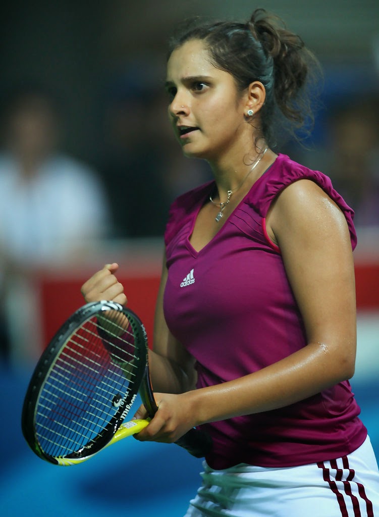Sania Mirza hanging boobs and cleavage