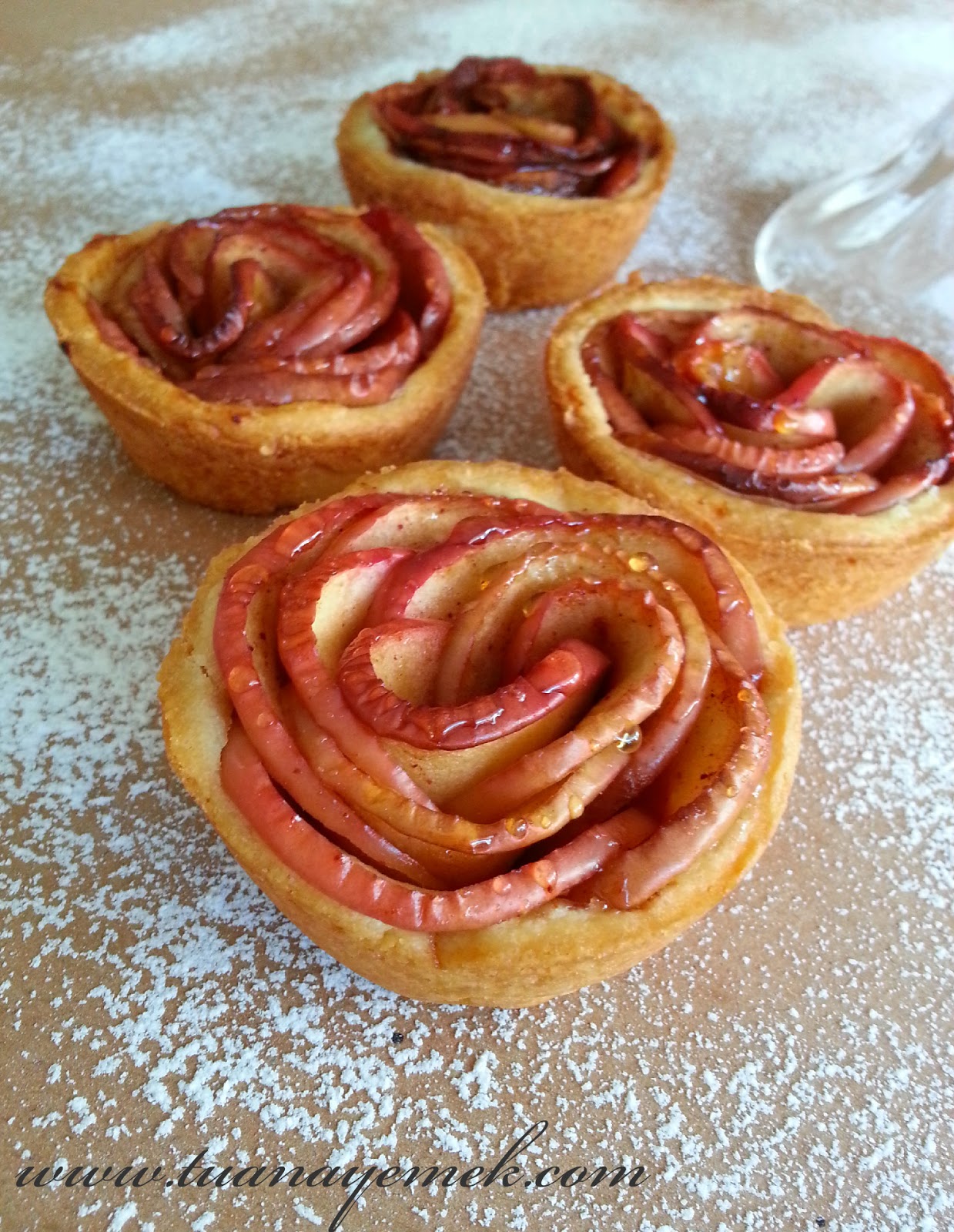 TUANA MUTFAK: GÜL ŞEKİLLİ ELMALI PAY