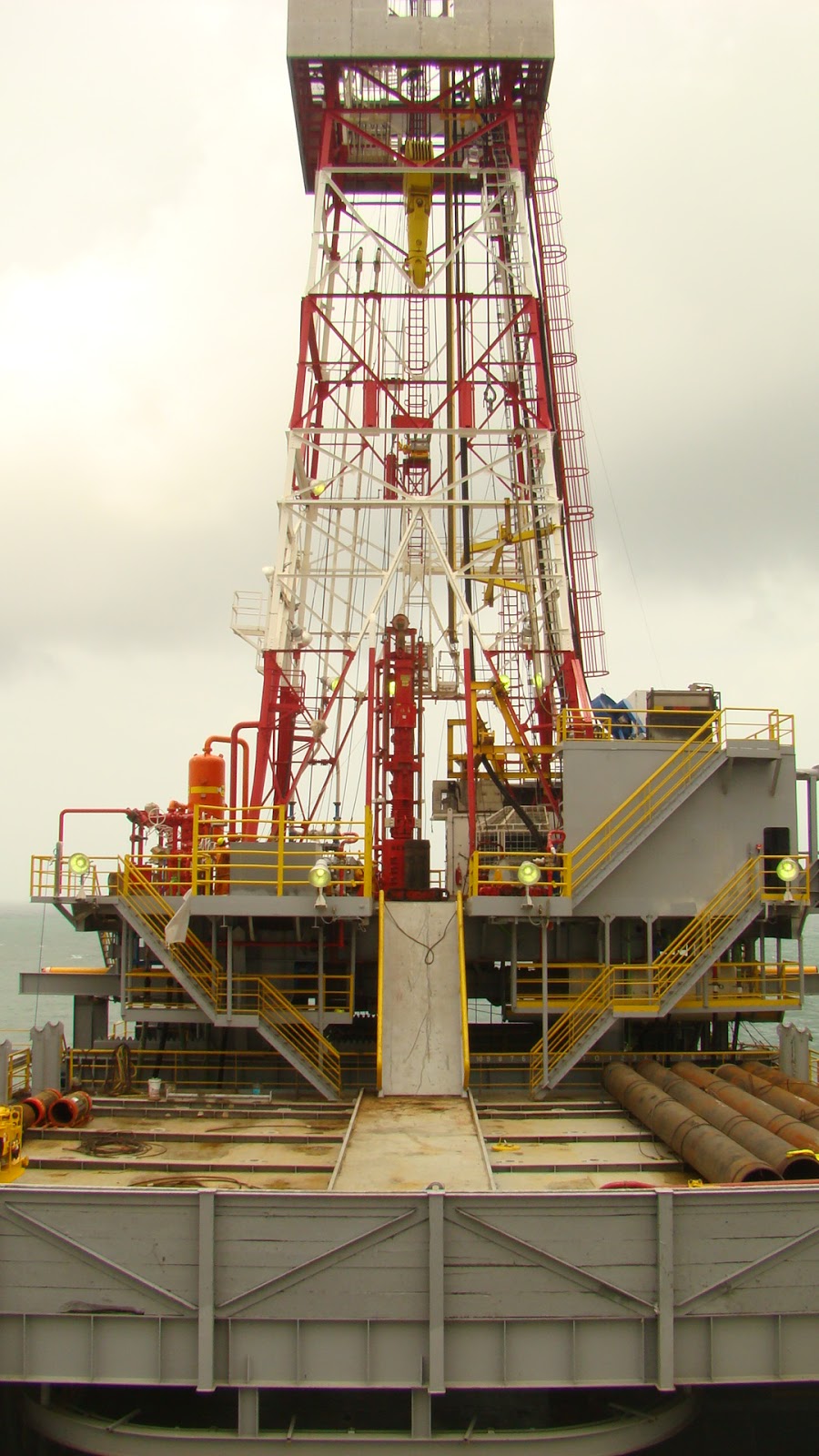 DESIGN IN AUTOCAD , PRO E , SOLIDWORKS, UNIGRAPHICS, ADOBE ILLUSTRATOR ...