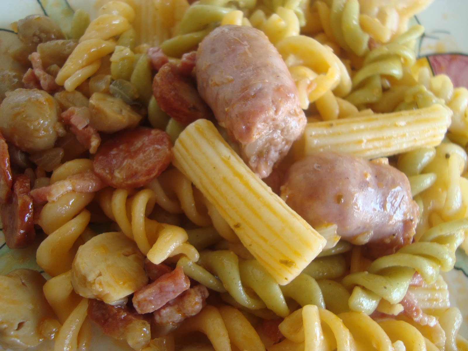 Bons Petiscos: Fusilli tricolor com salsichas frescas, linguiça e bacon