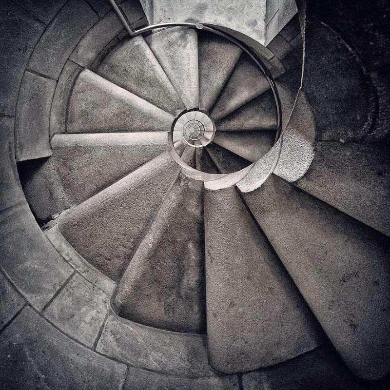 15 Mesmerizing Examples of Spiral Staircase Photography